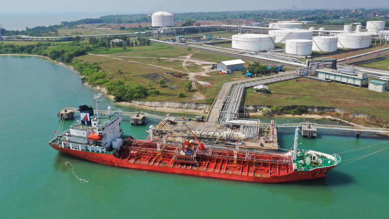 Perdana, Pertamina Petrochemical Trading Salurkan Produk Orthoxylene di ...