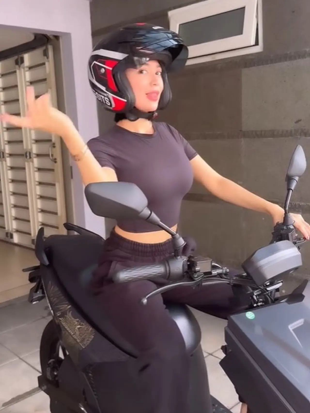 12 Inspirasi Outfit Naik Motor untuk Perempuan Ala Selebriti Wanita ...