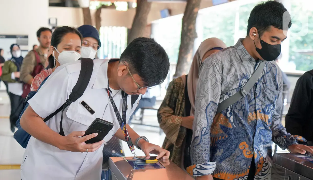 Potret Rabu Pertama Kebijakan ASN Pemprov Jakarta Wajib Gunakan Transportasi Umum - Foto ...