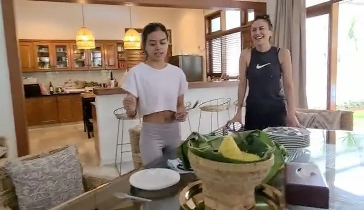 15 Potret Eva Celia dari Kecil Hingga Dewasa - Photo Fimela.com