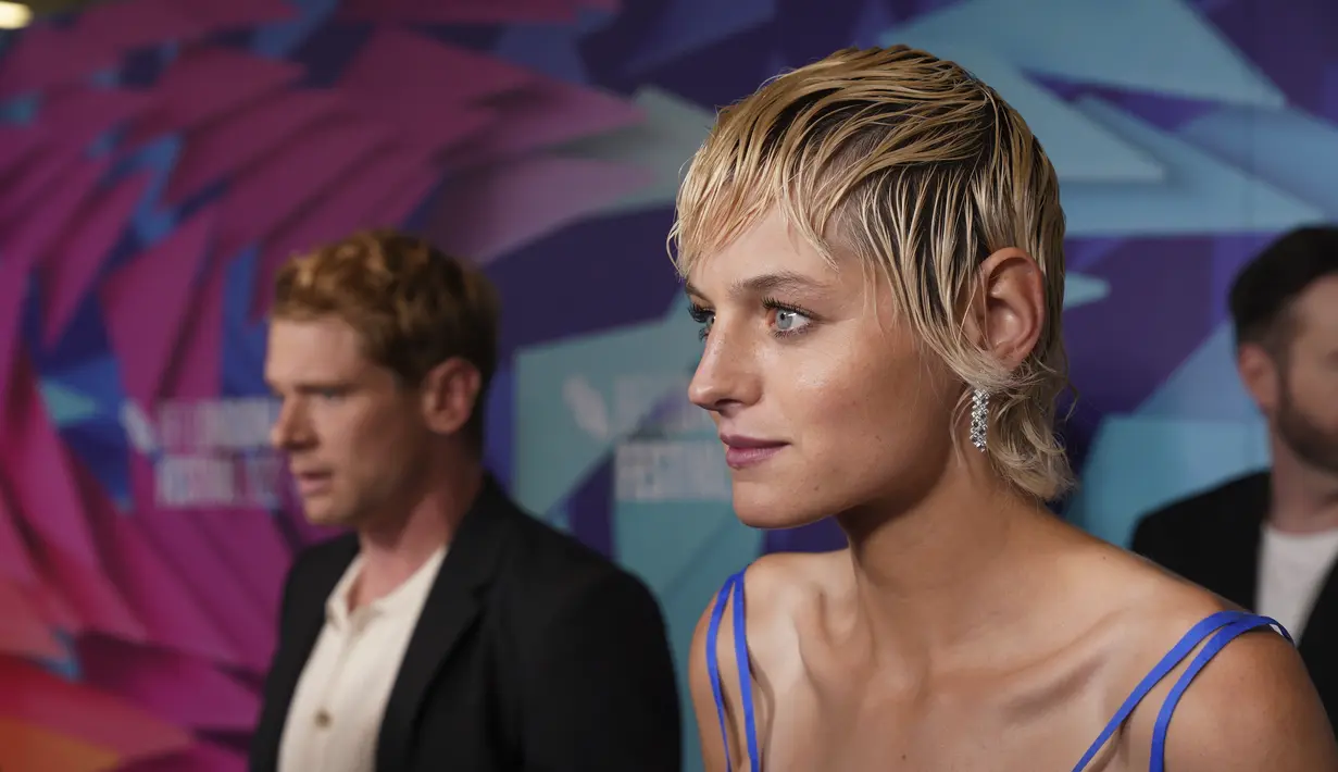 Emma Corrin Tampil Seksi Kenakan Mini Dress Biru Transparan di London ...