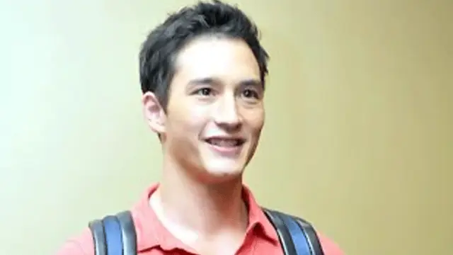 Kebahagiaan Mike Lewis Bisa Bersama Anak - ShowBiz Liputan6.com