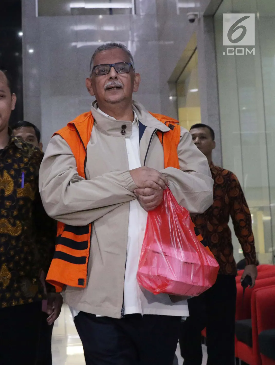 FOTO: Sambil Bawa Bungkusan, Sofyan Basir Keluar dari Gedung KPK - Foto ...