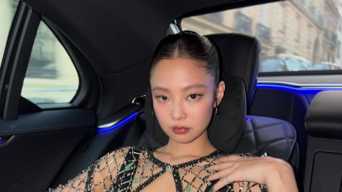 Jennie BLACKPINK Tampil Flawless dengan Lipstik Merah Maroon di Chanel ...
