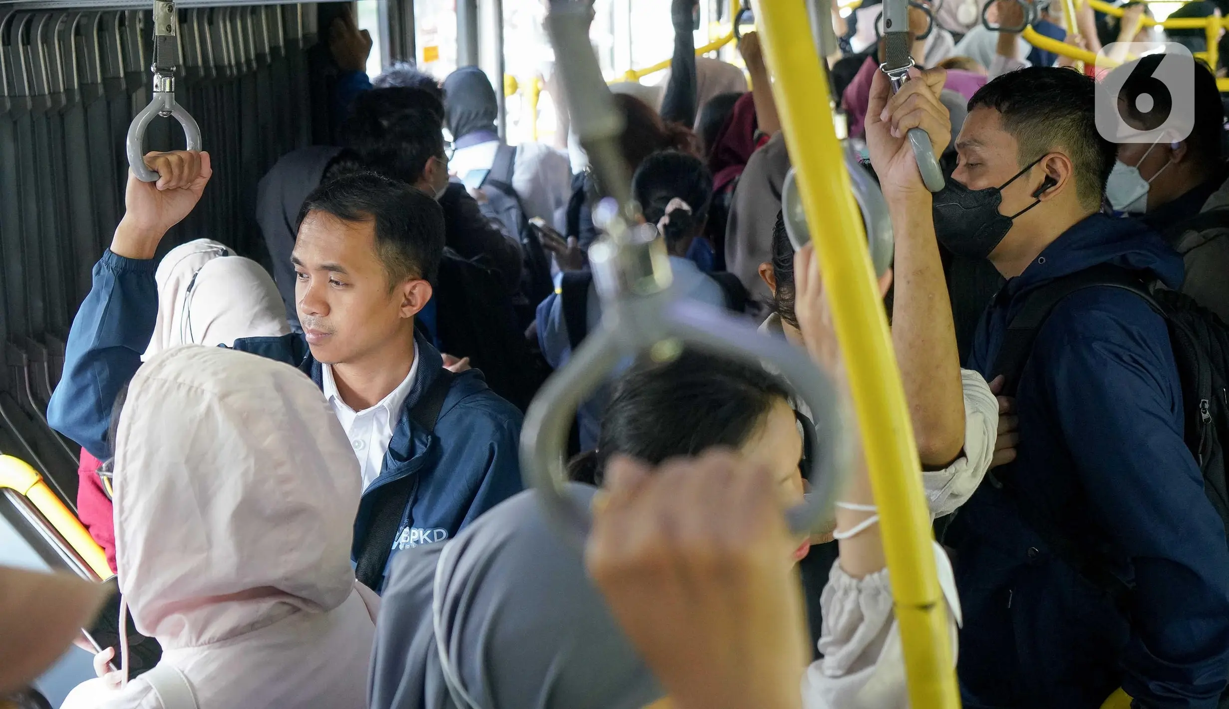 Potret Rabu Pertama Kebijakan ASN Pemprov Jakarta Wajib Gunakan Transportasi Umum - Foto ...