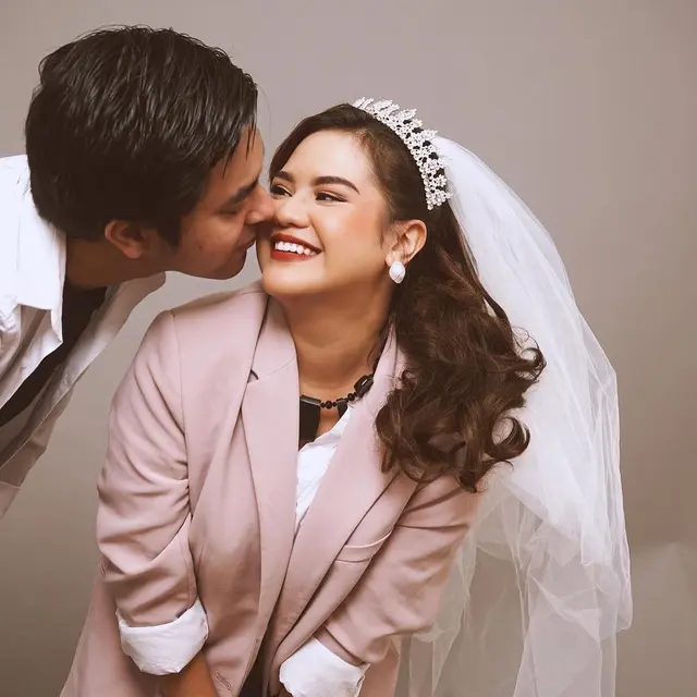 Jarang Tersorot, Ini 6 Potret Mytha Lestari dan Suami yang Makin Romantis - Hot Liputan6.com