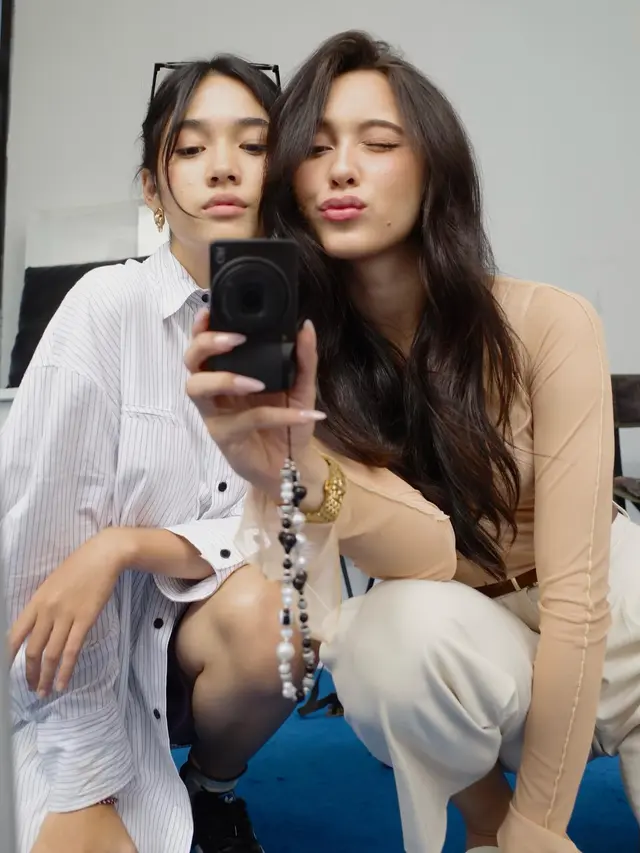 7 Potret Nurra Datau Pose Waktu Mirror Selfie Ini Selalu Tuai Sorotan ...