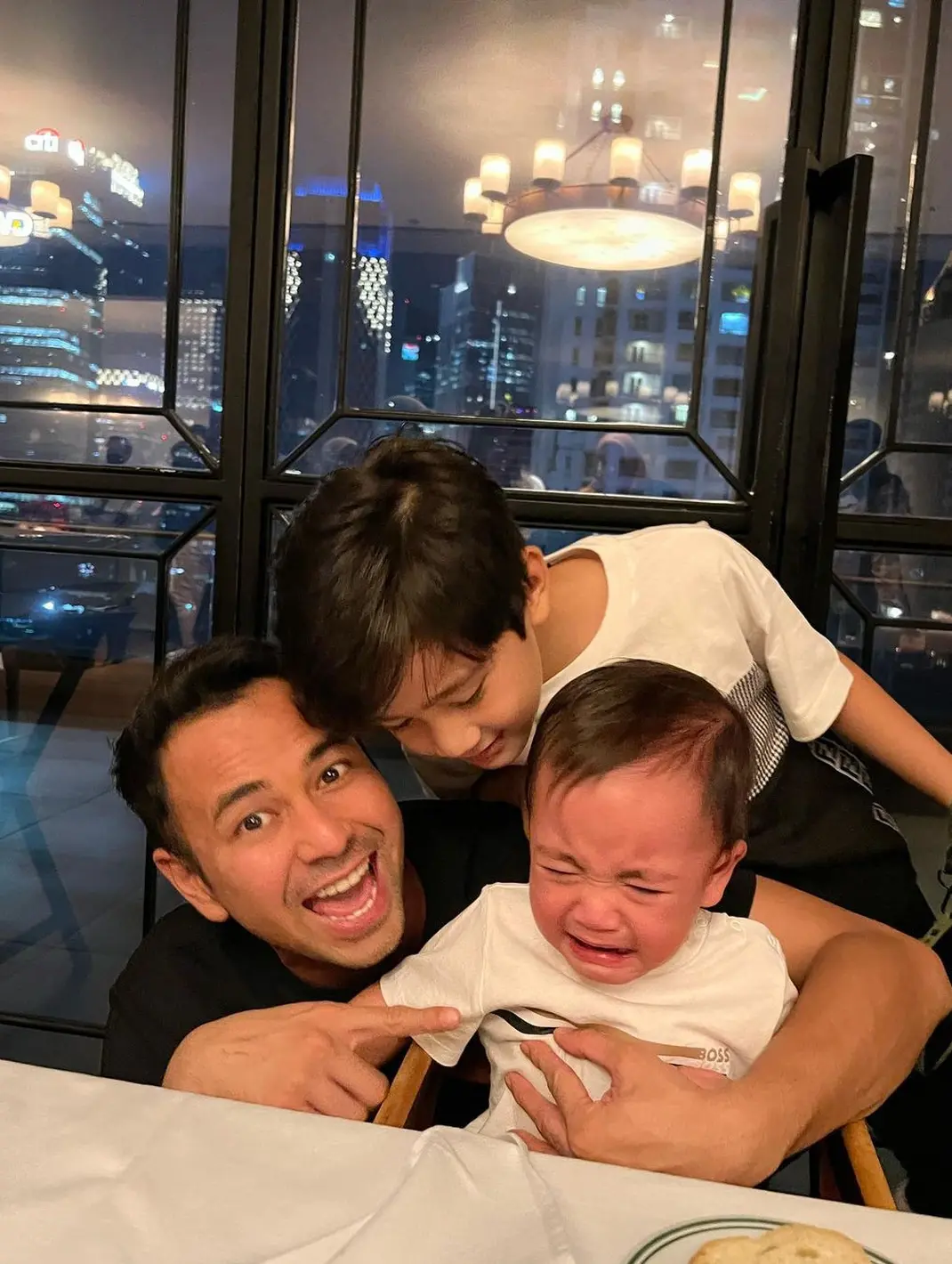 Potret Keisengan Rafathar ke Cipung Sampai Nangis, Raffi Ahmad: Ampun Bro - Photo Fimela.com