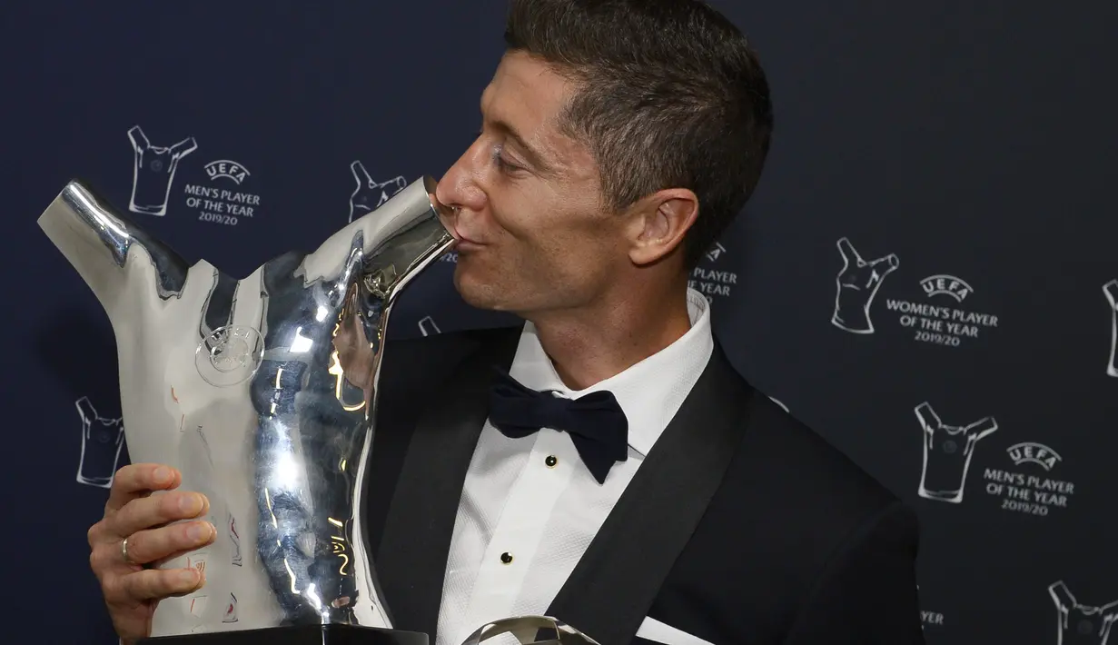 FOTO: Robert Lewandowski Sabet Penghargaan Pemain Terbaik UEFA - Foto ...