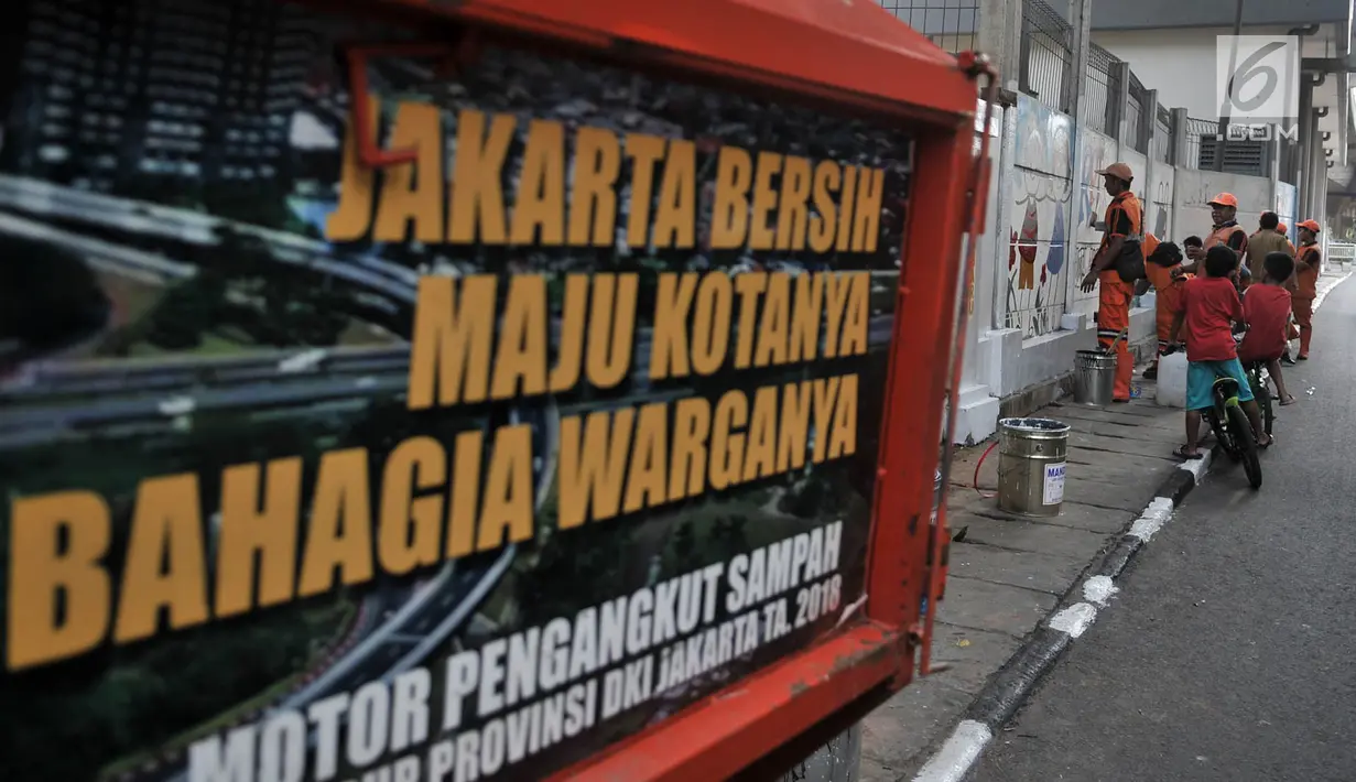 FOTO: Tingkatkan Kenyamanan, Petugas PPSU Pasar Baru Lakukan Perawatan ...