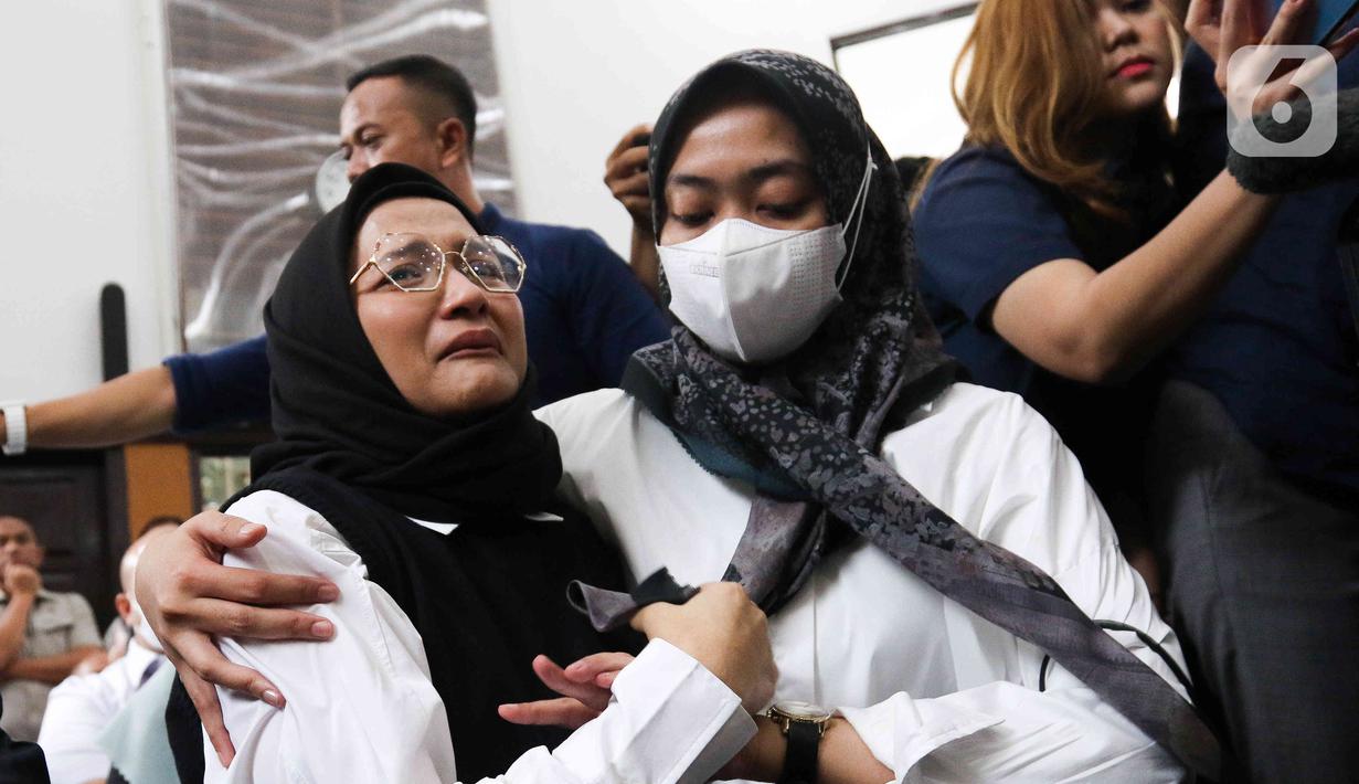 Sujud Syukur dan Tangis Keluarga AKBP Arif Rahman Usai Divonis 10 Bulan Penjara - Foto Liputan6.com