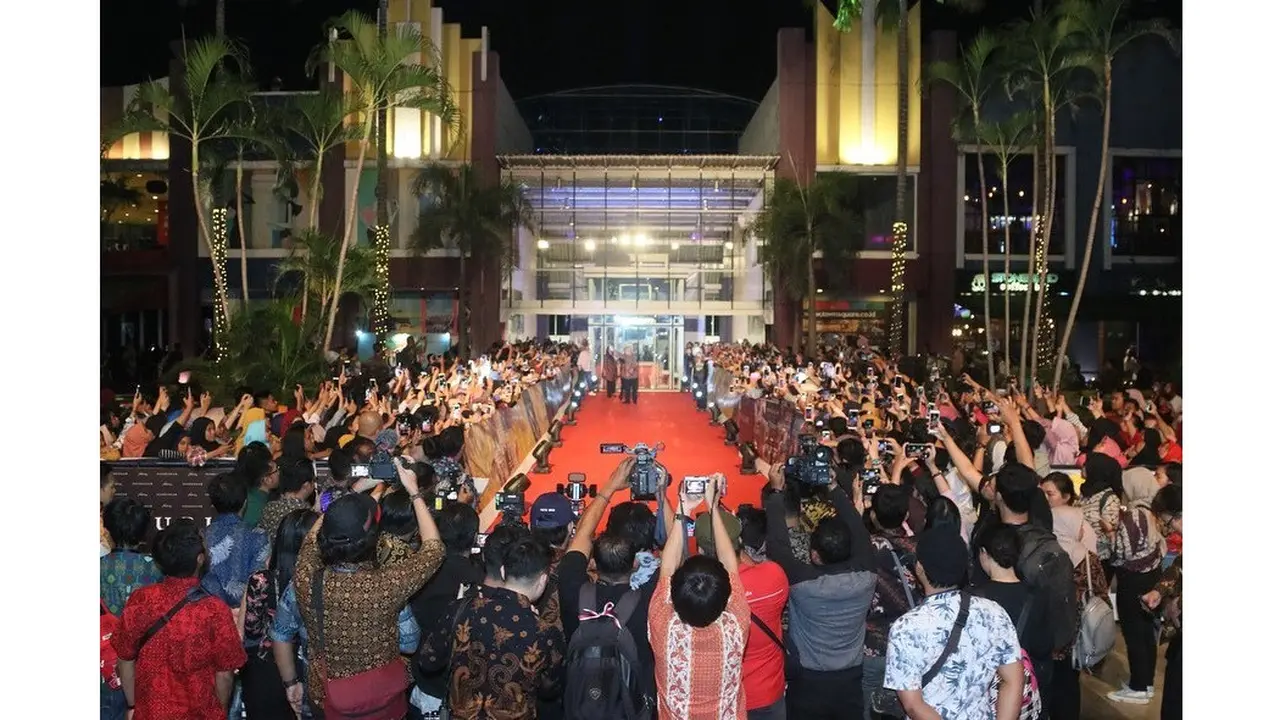 7 Potret Seru Gala Premiere Film Bumi Manusia dan Perburuan di Surabaya - Surabaya Liputan6.com