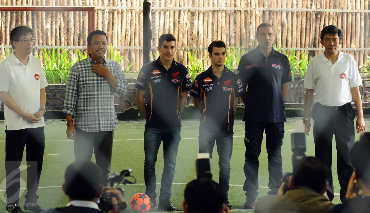 Dua Pembalap MotoGP Repsol Honda Dapat Batik dari Menpora - Foto ...