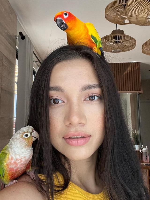 7 Potret Terkini Angela Gilsha Usai Resmi Beragama Kristen, Sempat Agnostik