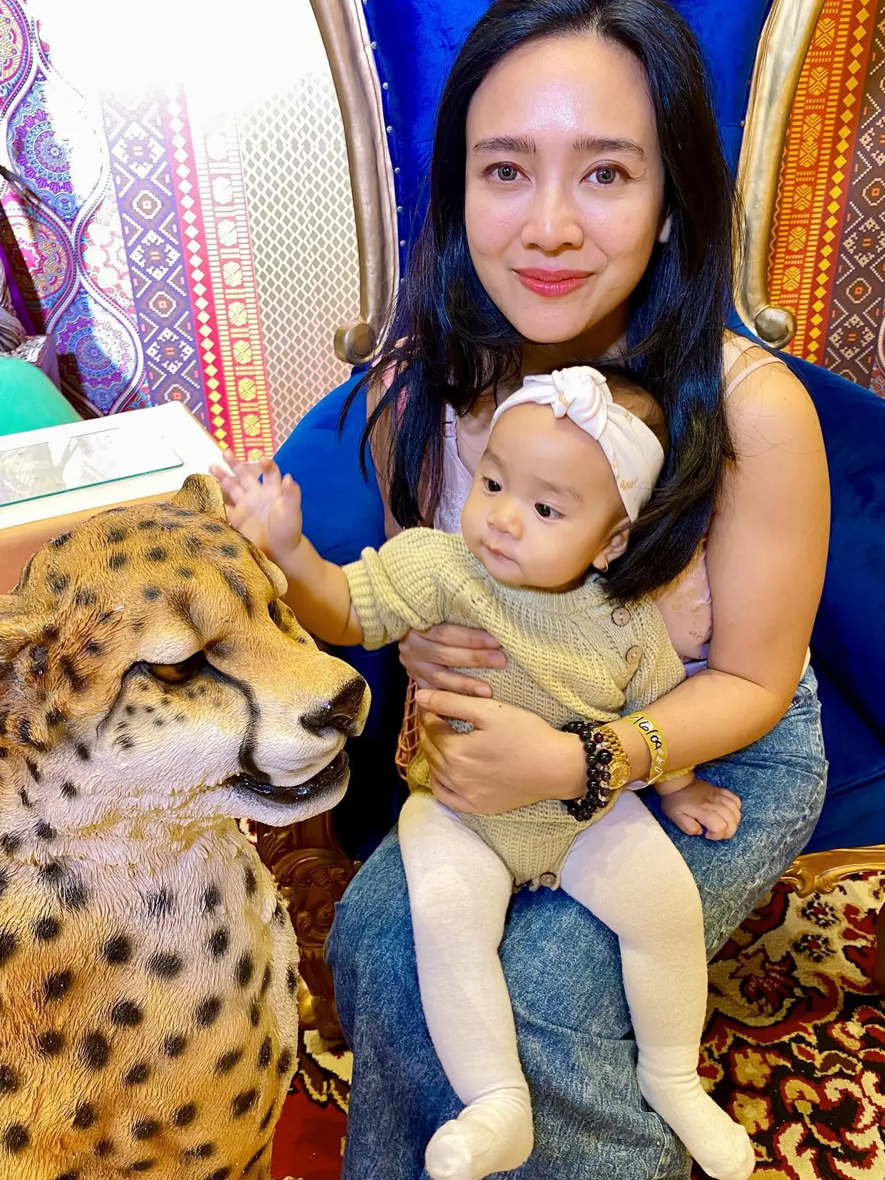 Pede Tak Pakai Makeup, Ini 6 Potret Dea Ananda yang Awet Muda