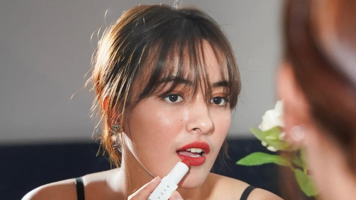 8 Potret Mawar de Jongh Pakai Lipstick Merah, Cantiknya Maksimal ...