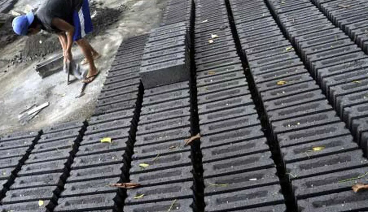 Seorang pekerja membuat batako di pabrik paving dan batako di Mataram ...