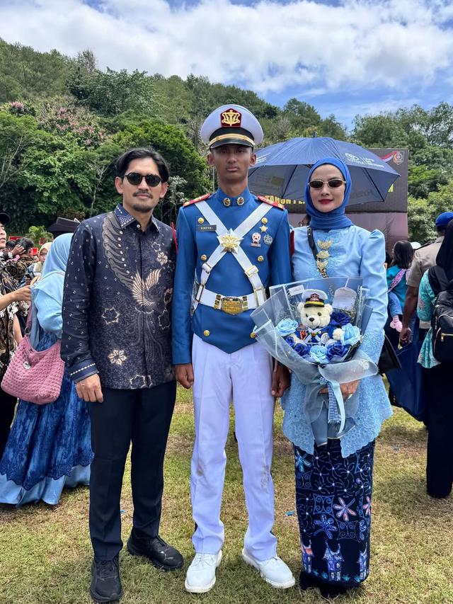 6 Potret Kebaya Brokat Ade Maya di Wisuda Dhofin, Anggun Dampingi Sang Putra