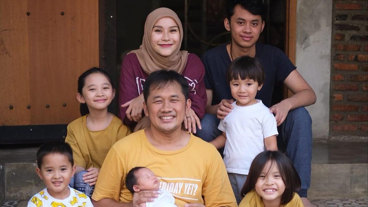 Lebaran di Rumah Saja, Zaskia Adya Mecca dan Keluarga Kompak Pakai Baju ...