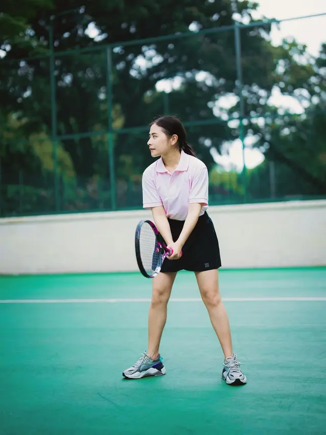 6 Potret Prilly Latuconsina Diajari Tenis Reza Rahadian, Luna Maya ...