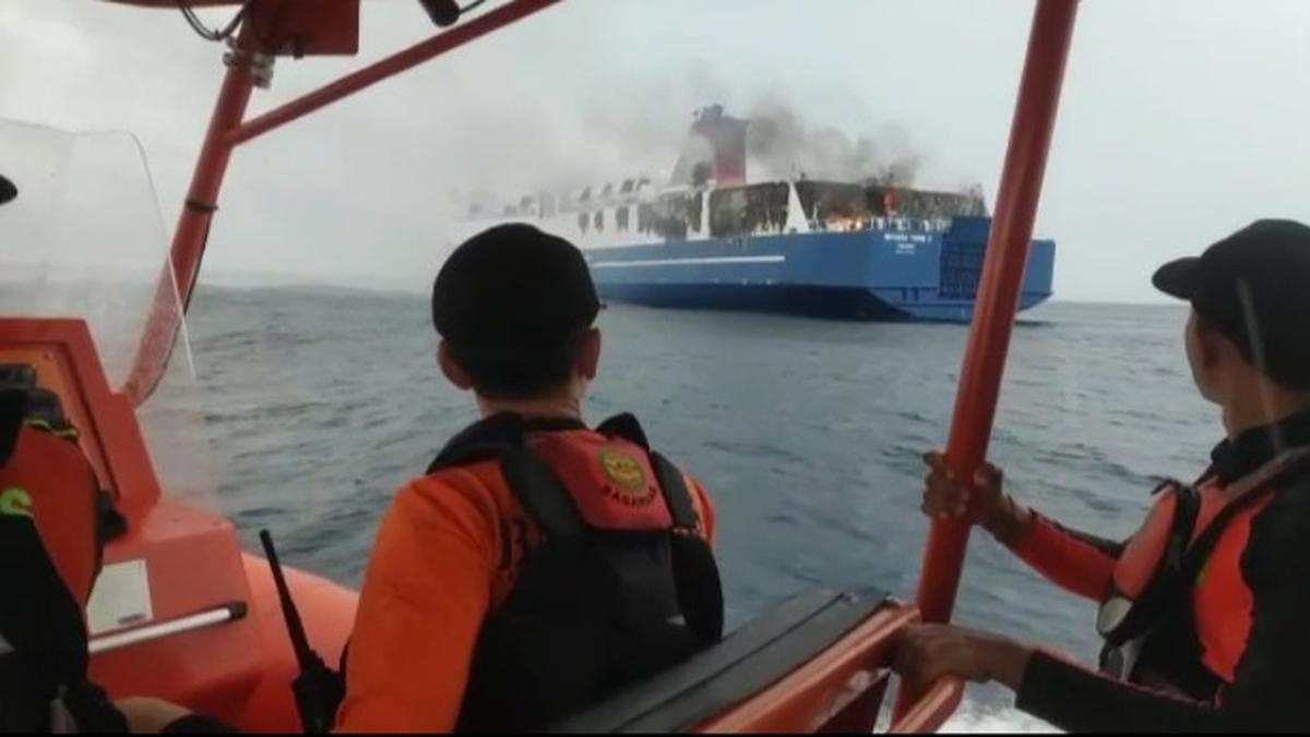 KM Mutiara Timur 1 Tujuan Lombok Terbakar di Selat Bali, Bawa Ratusan ...