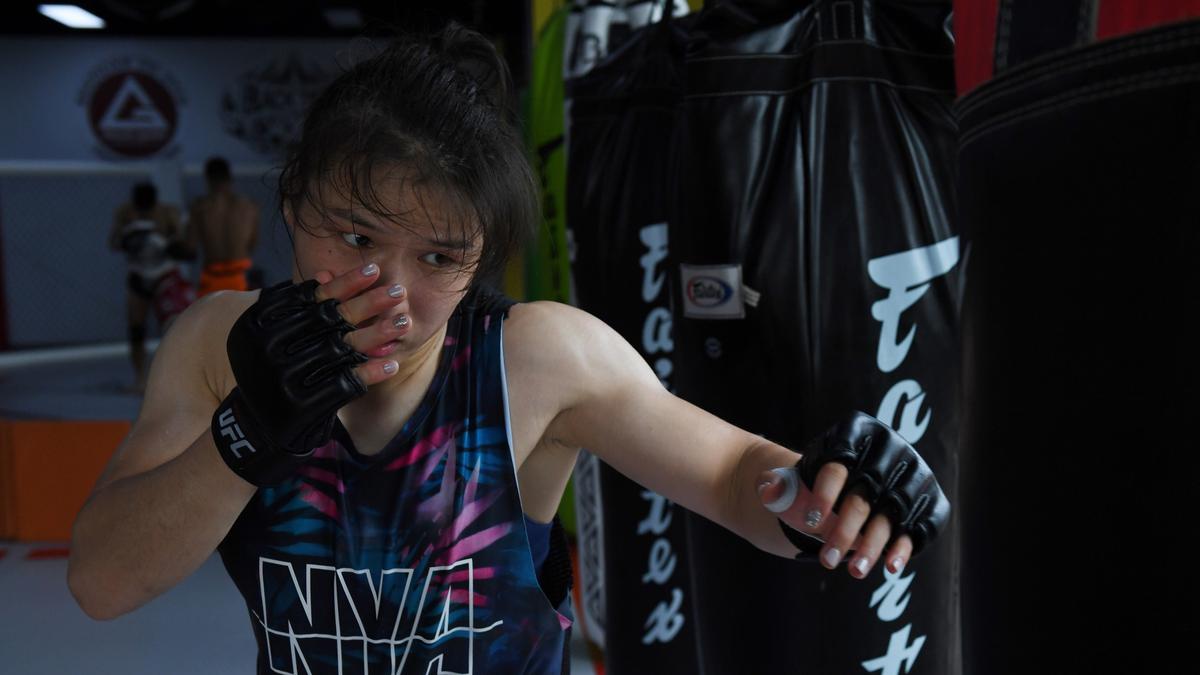 FOTO: Siap Rebut Sabuk UFC, Petarung MMA Asal China Semangat Berlatih ...