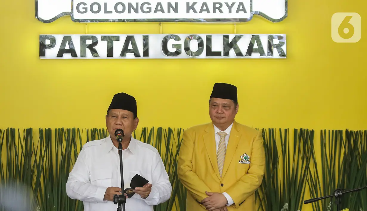 Rangkulan Prabowo Subianto saat Hadiri Syukuran HUT ke-59 Partai Golkar - Foto Liputan6.com