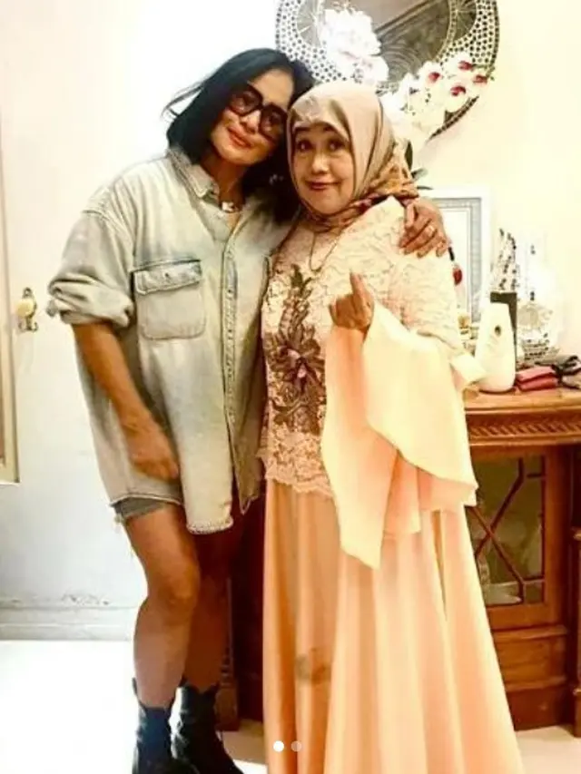 Gaya Atiek CB yang Tetap Cantik dan Asik di Usia 60 Tahun - Entertainment Fimela.com