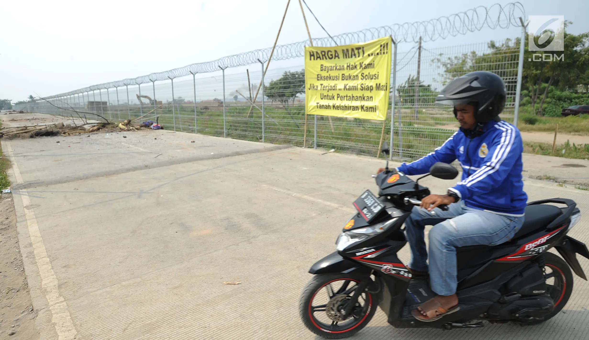 FOTO: Jalan Perimeter Utara Bandara Soetta Diblokir Warga - Foto ...