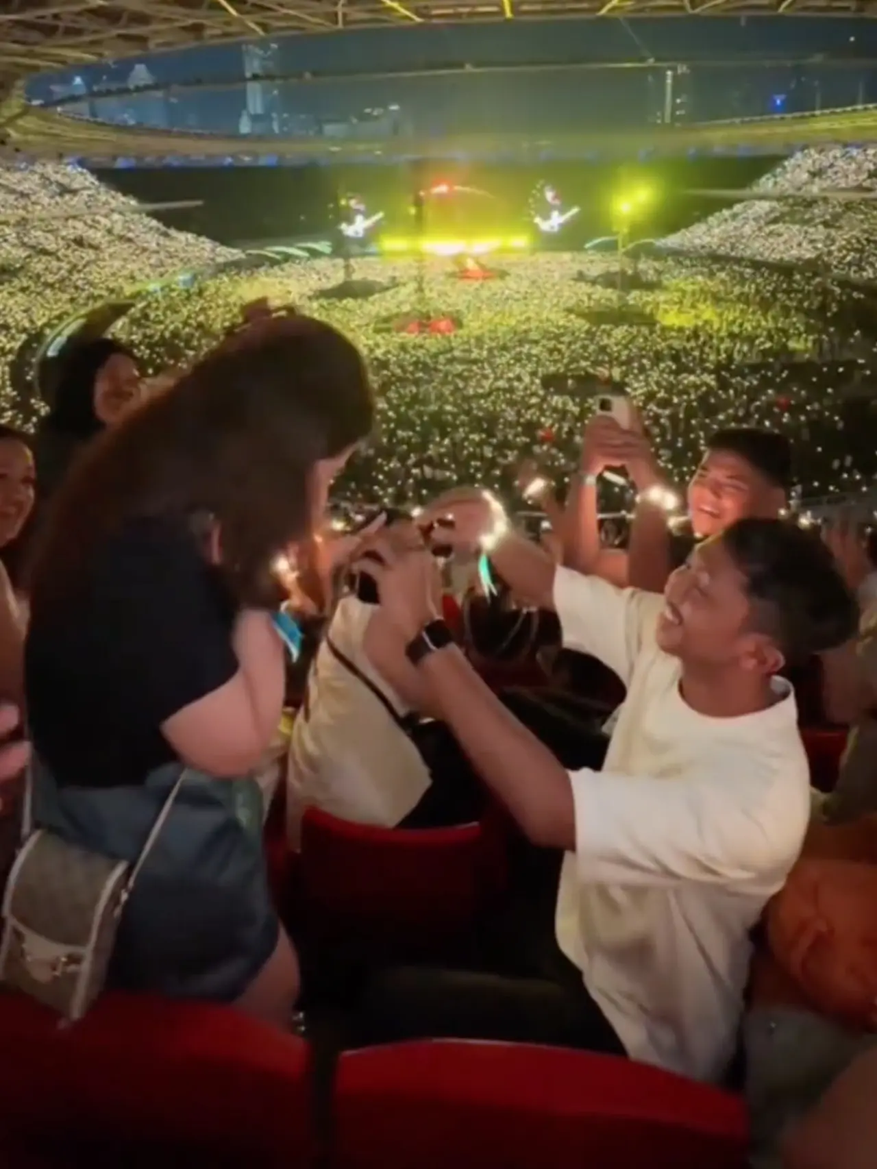 Viral Konser Coldplay Diwarnai Prosesi Seorang Penonton Melamar Pacar ...