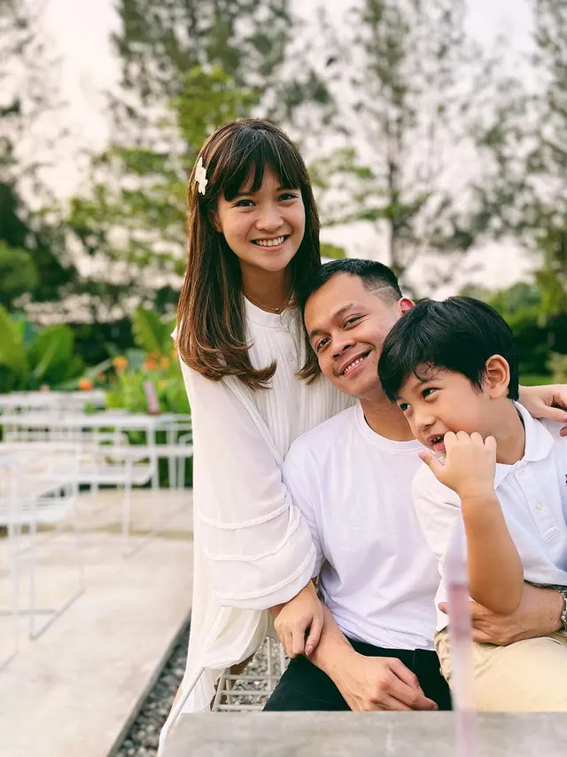 7 Potret Rio Alief NOAH Bareng Vinessa Inez dan Buah Hati Ini Selalu ...