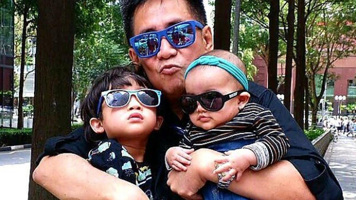 Mengenang Sys NS, Kakek Muda yang Gaul Sampai Tutup Usia - Fashion ...