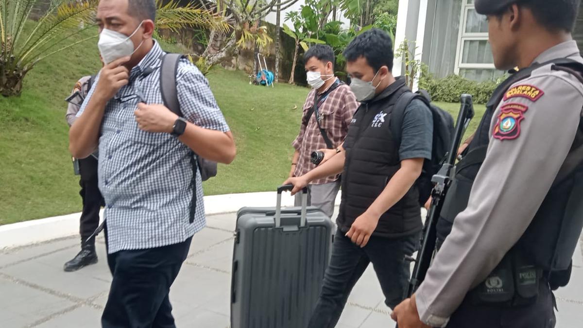 Penyidik KPK Bawa 2 Koper Besar Usai Geledah Rumah Mewah Andhi Pramono ...