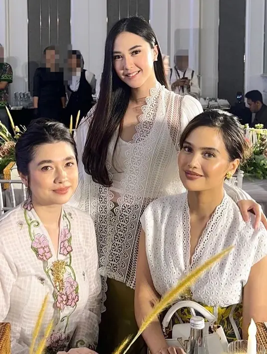 Potret Amanda Rigby Pakai Kebaya yang Dipadukan dengan Batik Ini Tampil ...