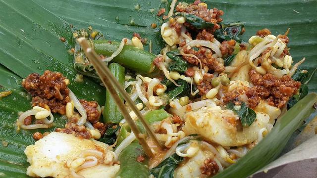 15 Makanan dan Minuman Khas Bali Paling Terkenal, Lezat dan Menyegarkan