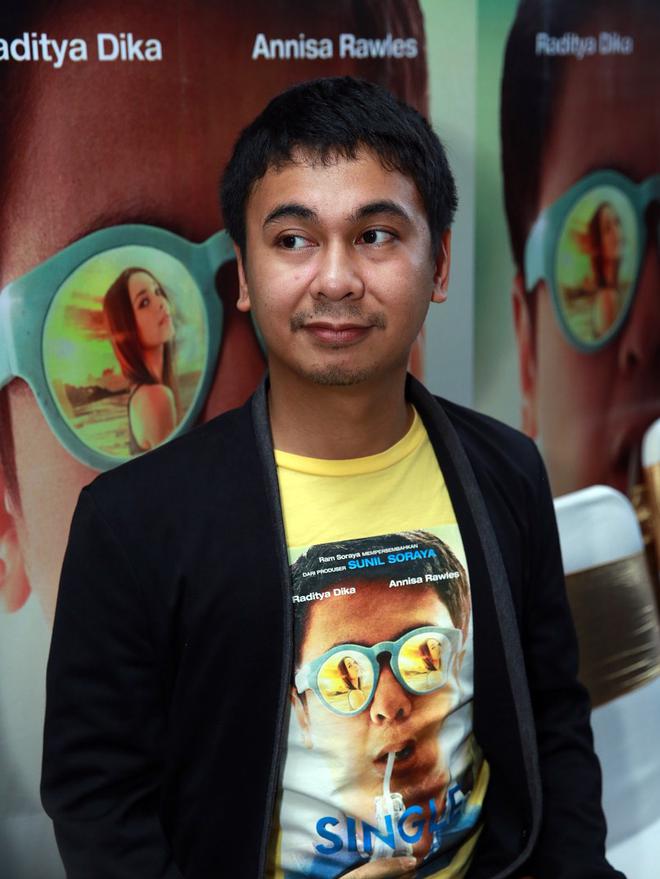 Stand Up Comedy Populer, Raditya Dika Bangga - Celeb Bintang.com