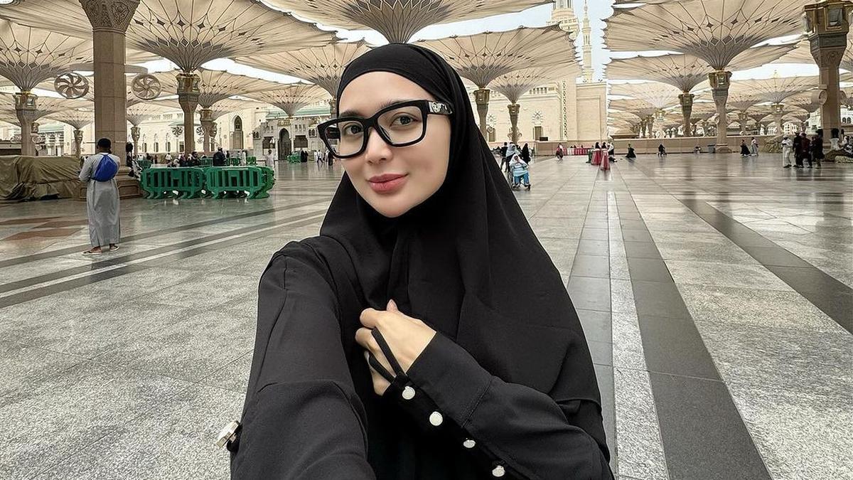 Potret Wika Salim Berhijab Saat Umrah Bersama Keluarga, Auranya Adem ...
