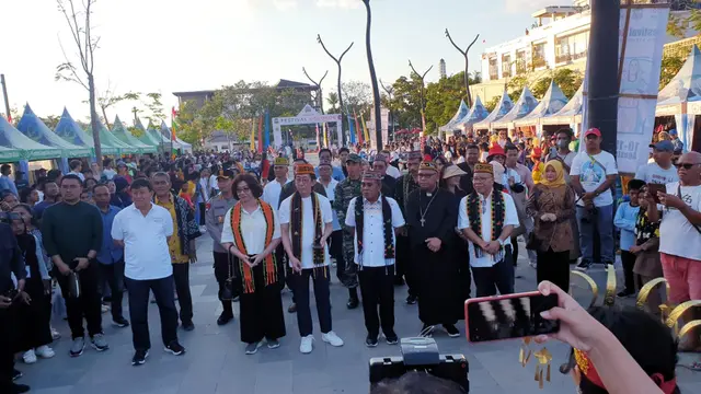 Majukan Pariwisata Labuan Bajo, Kuku Bima Menerima Penghargaan dari ...