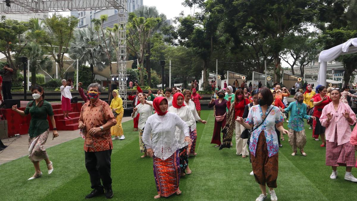 Ratusan Perempuan Berkebaya Luwes Menari di Kebaya Berdansa