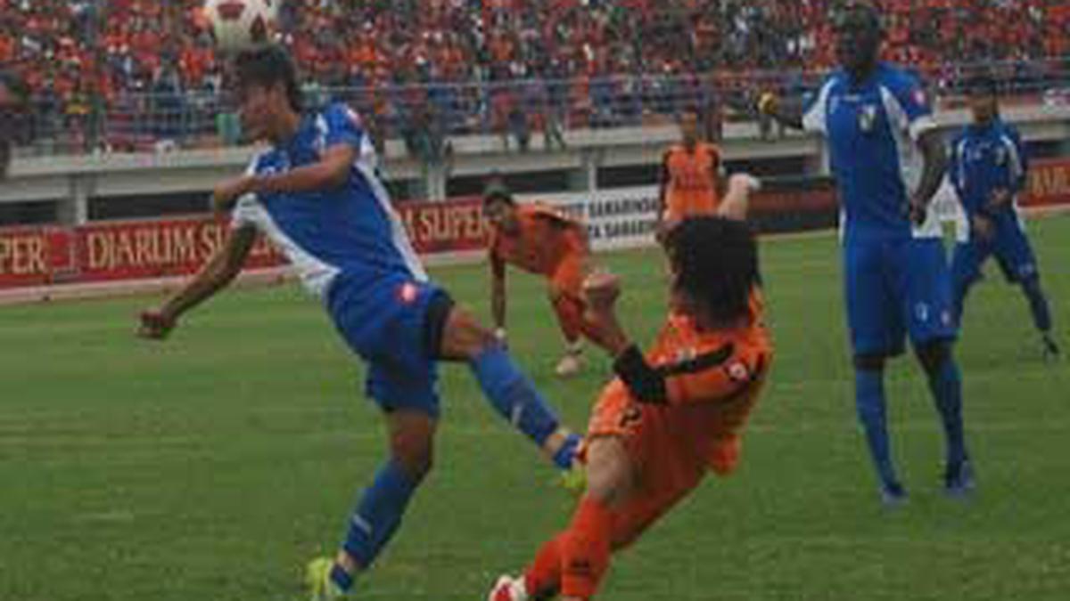 Striker Persisam Putra Samarinda, Choi Dong Soo (kanan), berebut bola ...