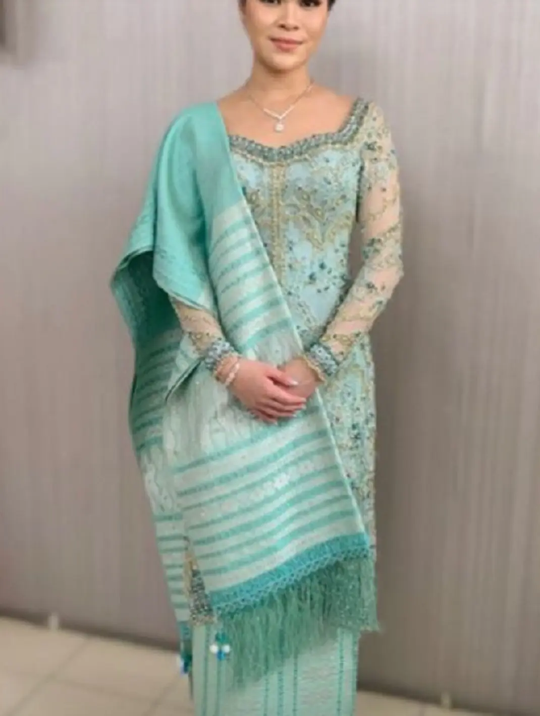 Adu Gaya Kebaya Warna Pastel di Prosesi Pernikahan Adat Batak, Jessica ...