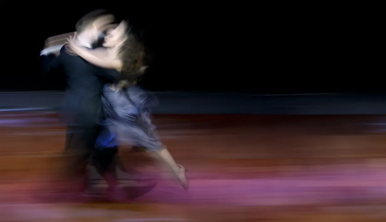 FOTO: Entakan Intim Para Penari di Kejuaraan Tango Dunia - Foto ...