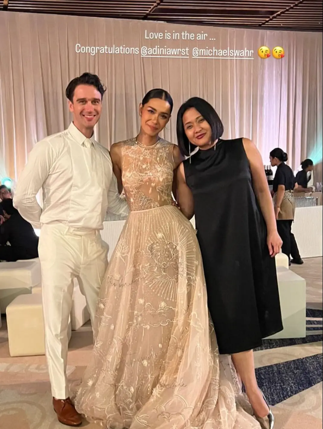 10 Potret Detail Busana Akad-Resepsi Adinia Wirasti yang Resmi Menikah ...