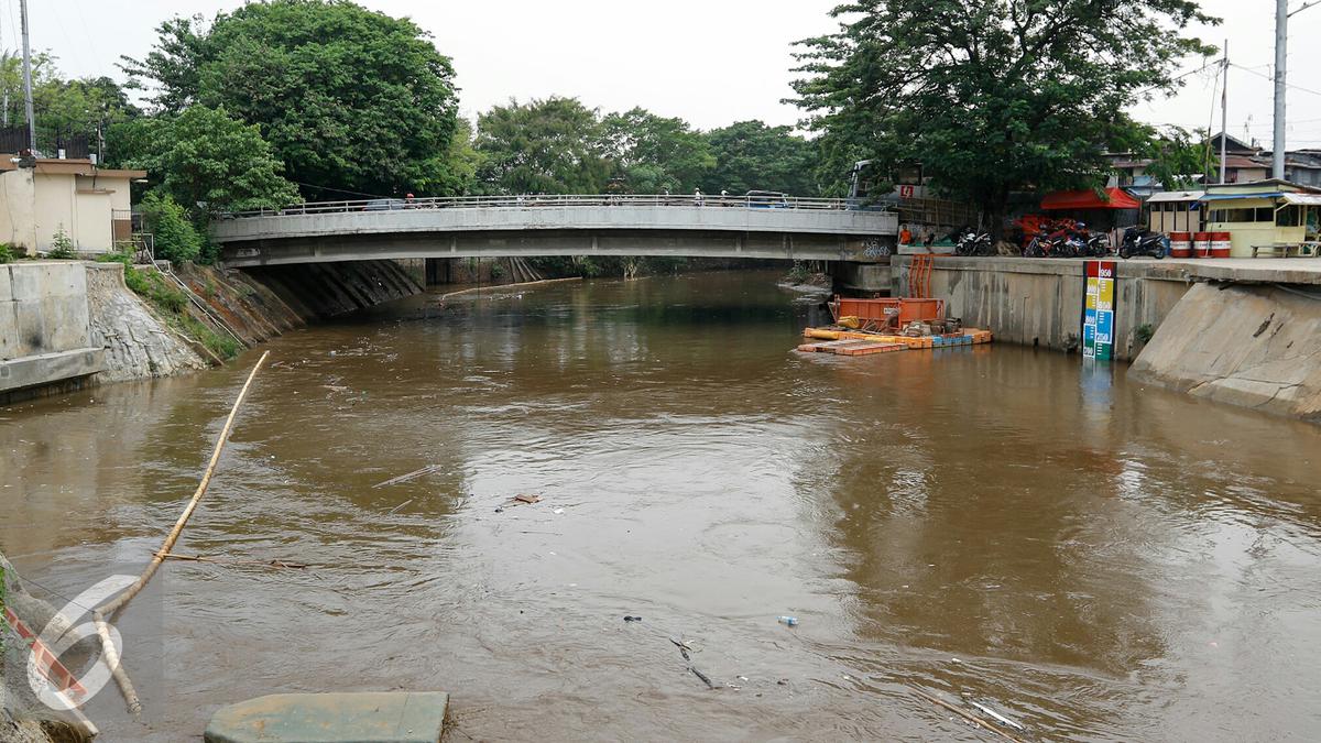 Hujan Deras Guyur Jakarta, Pintu Air Manggarai Siaga IV - News Liputan6.com