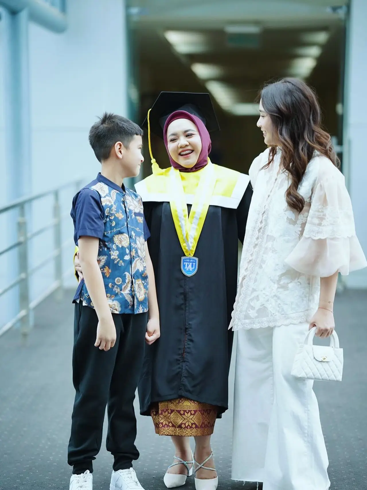 7 Potret Wisuda S1 Mbak Lala Pengasuh Rafathar, Disebut Bakal Naik Gaji - Hot Liputan6.com