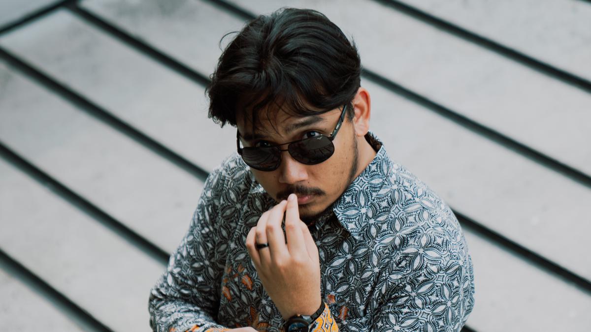 Unik, Stand-up Comedian Devan 'Demotivator' Yulio Rilis 'Batik Insecure ...