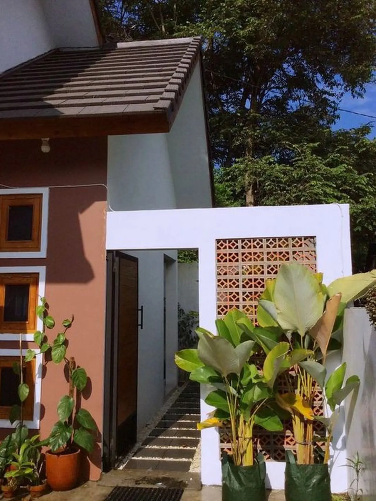 7 Rekomendasi Desain Dinding Depan Rumah yang Minimalis Tapi Tetap Estetik