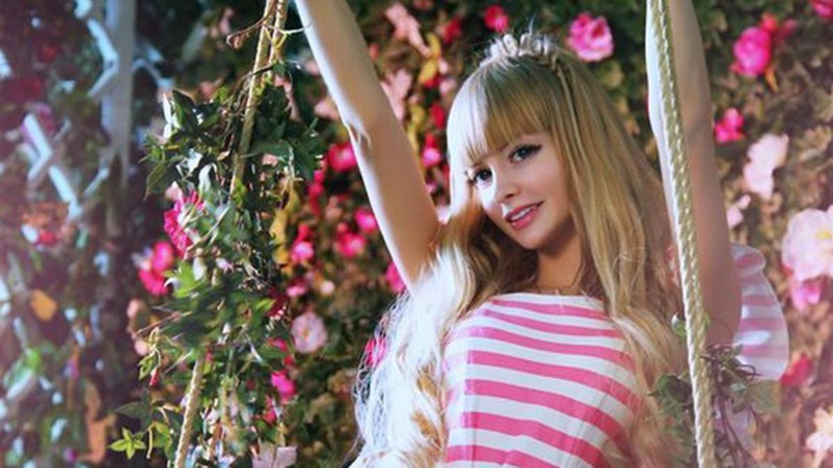 Gadis Secantik Barbie Ini Hidup Bak Putri Sejak Kecil dan Masih Single