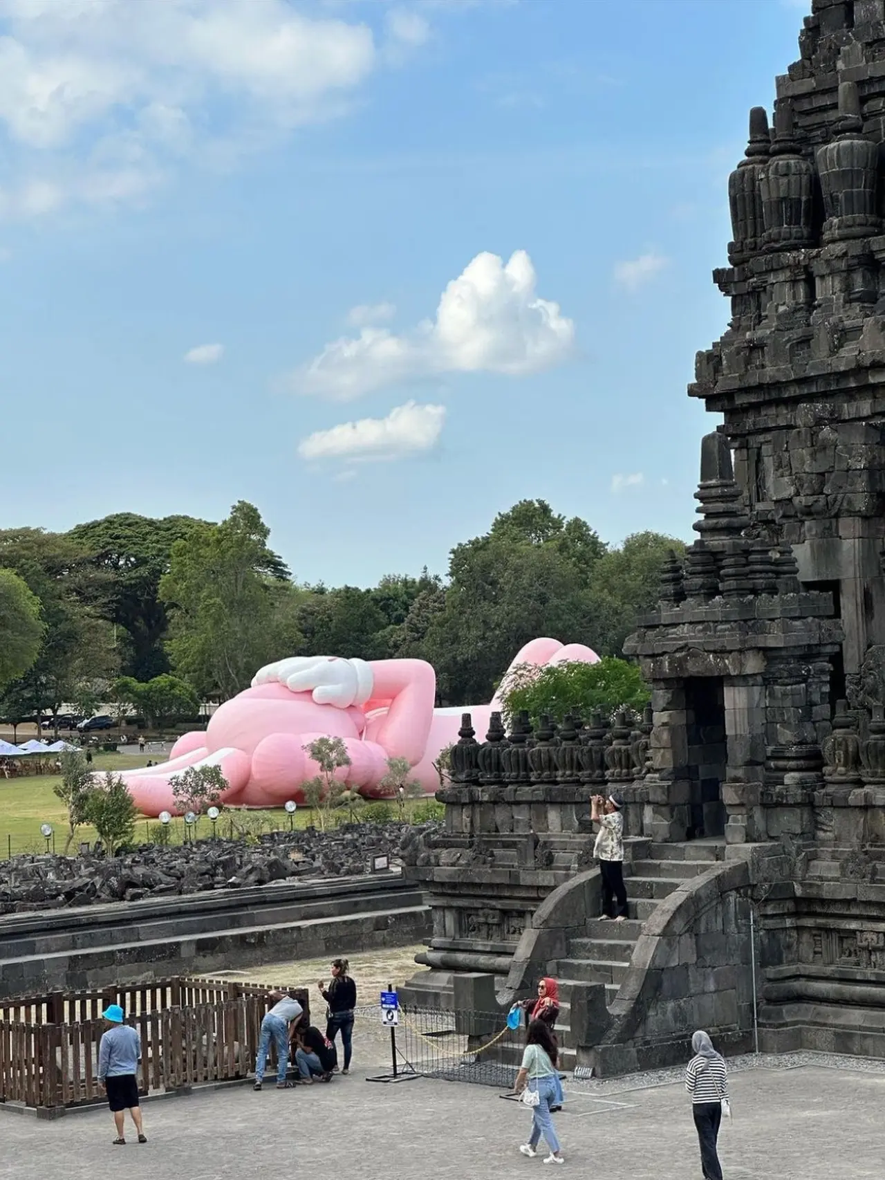 7 Potret Penampakan Boneka KAWS Holiday Raksasa di Candi Prambanan ...