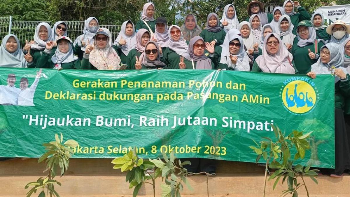 Dukung Pasangan AMIN, Emak-Emak Aktivis Gelar Gerakan Penanaman Pohon ...